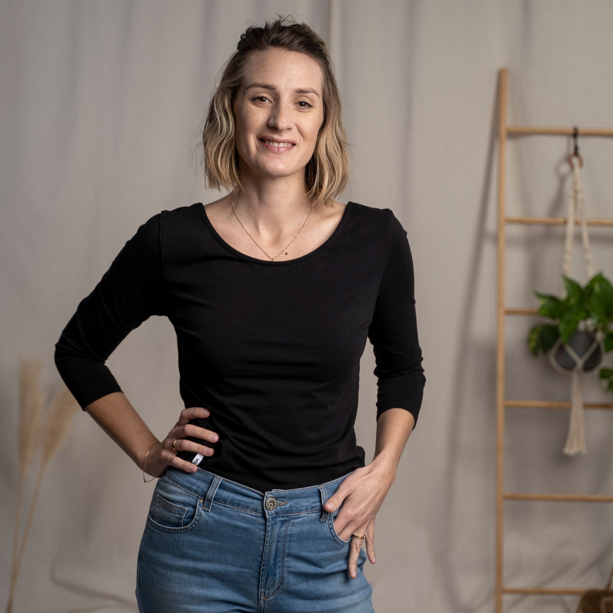 Vloria, 3/4 Top mit Rückenausschnitt aus Biobaumwolle, Schwarz - Vresh ...